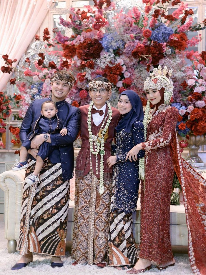 Senyum Lesti Kejora dan Rizky Billar di Pernikahan Kakak Senyum Lesti Kejora dan Rizky Billar di Pernikahan Kakak