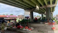 Banjir Belum Surut, Pedagang di Medan Terpaksa Jualan di Bawah Fly Over