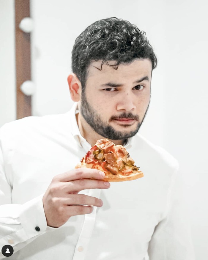 Ridho Rhoma Saat Pose Keren dengan Pizza hingga Segelas Kopi