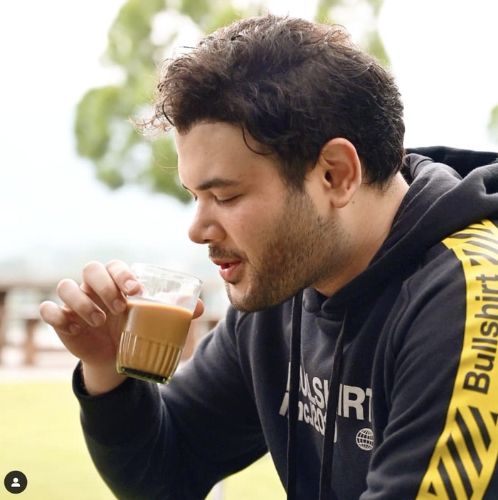 Ridho Rhoma Saat Pose Keren dengan Pizza hingga Segelas Kopi