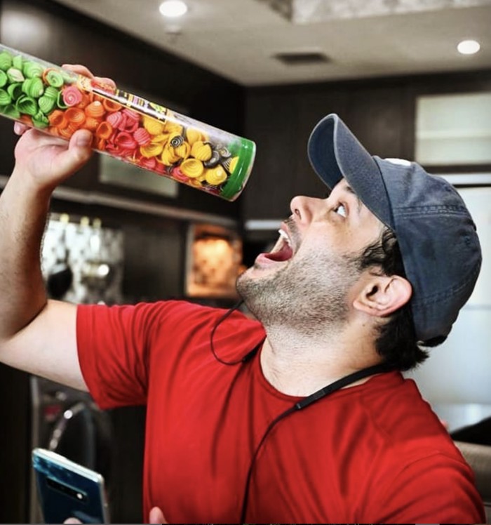 Ridho Rhoma Saat Pose Keren dengan Pizza hingga Segelas Kopi