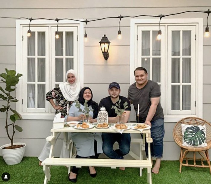 Ridho Rhoma Saat Pose Keren dengan Pizza hingga Segelas Kopi