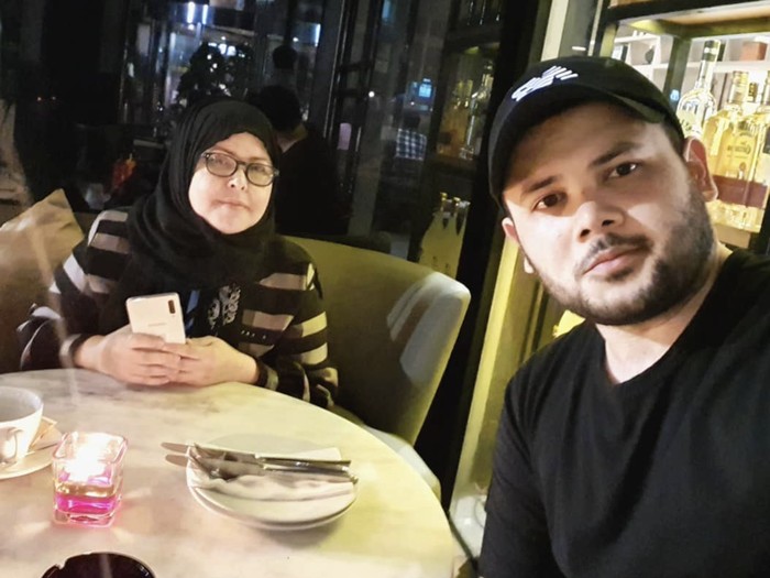 Ridho Rhoma Saat Pose Keren dengan Pizza hingga Segelas Kopi