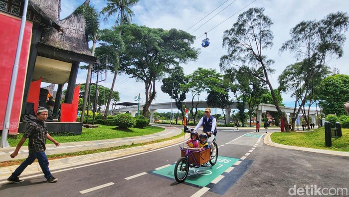 Menikmati Angin Sepoi-Sepoi di TMII