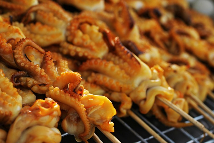 20 Sate Cumi dan Gurita Bakar Kenyal Gurih Ada di Sini!