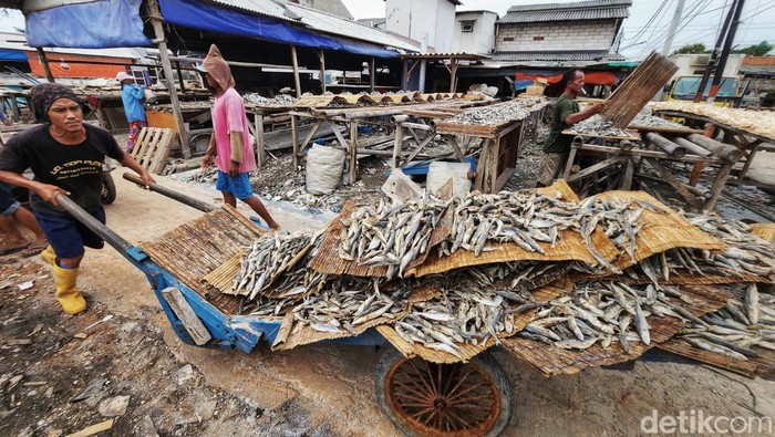 Produksi Ikan Asin Terganggu Saat Musim Penghujan