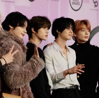 8 Gaya Personel TXT, Debut Jadi Rockstar di AMA 2022 Pakai Saint Laurent