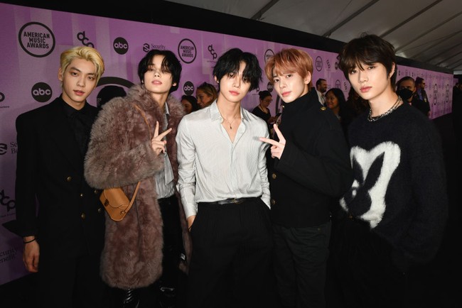 8 Gaya Personel TXT, Debut Jadi Rockstar di AMA 2022 Pakai Saint Laurent