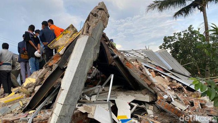 Bencana Alam Sisakan Duka, Mari Bantu Korban Gempa Cianjur Bencana Alam Sisakan Duka, Mari Bantu Korban Gempa Cianjur