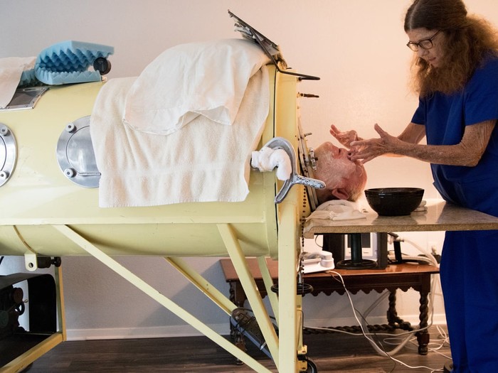 Foto Paul Alexander, Hidup dengan Paru-paru Besi Sejak Umur 6 Hingga Wafat