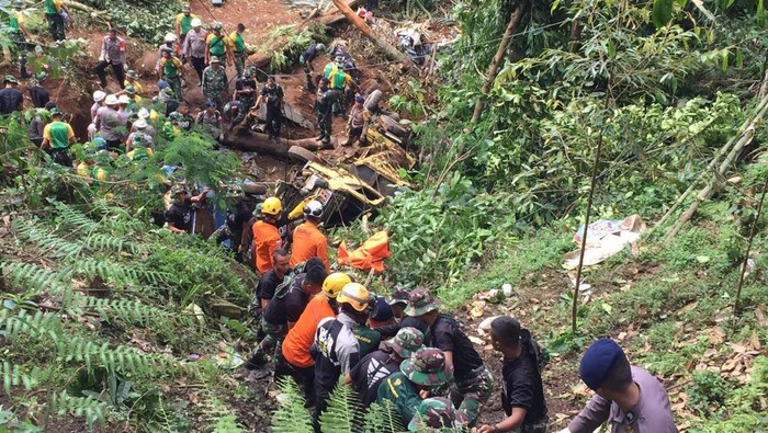 Tim Sar Gabungan Evakuasi 13 Korban Tewas Gempa Cianjur