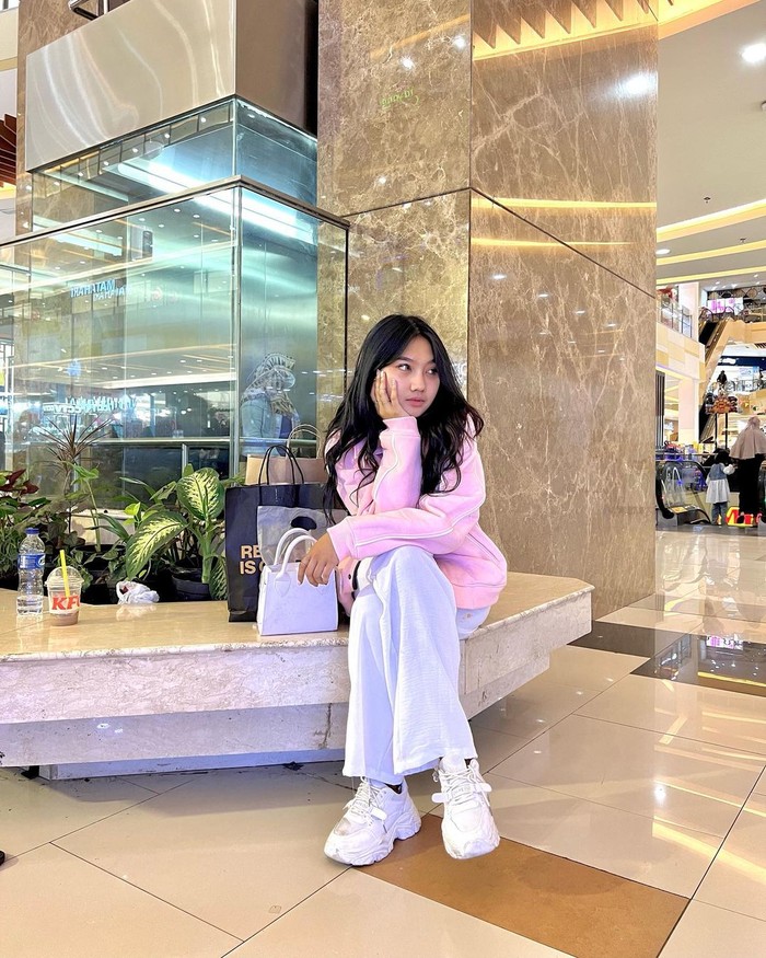 Erika Putri Suka Minta Disuapin, Bikin Baper Banyak Orang