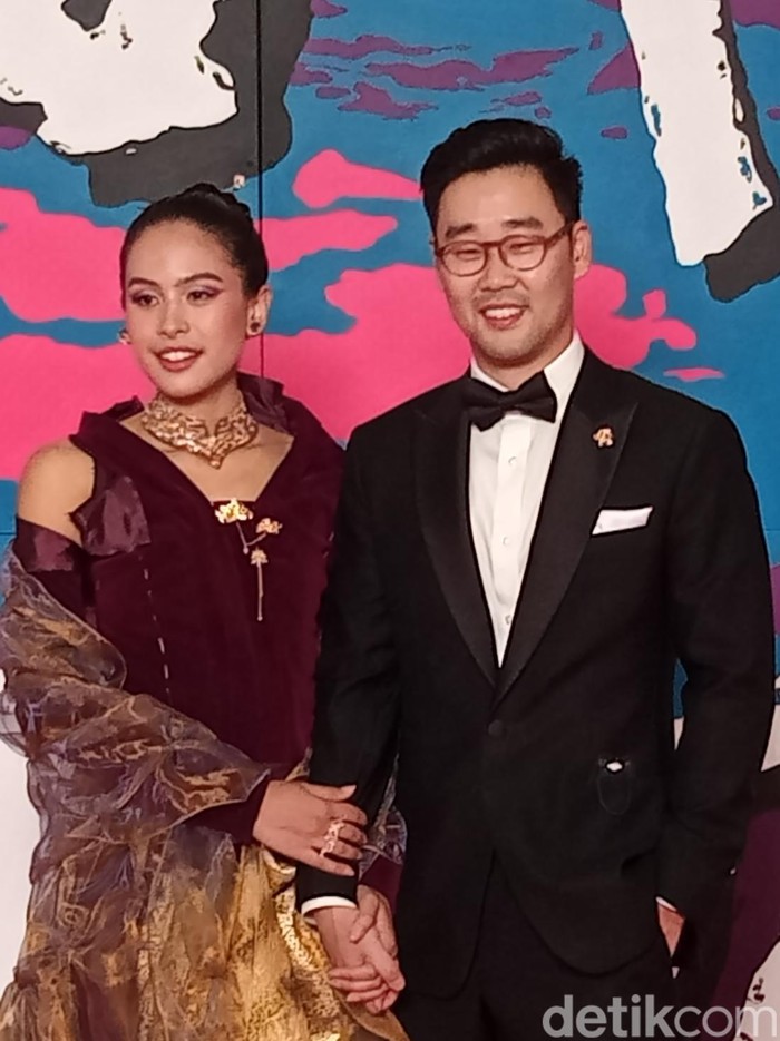 Perdana! Jesse Choi Tampil Dampingi Maudy Ayunda