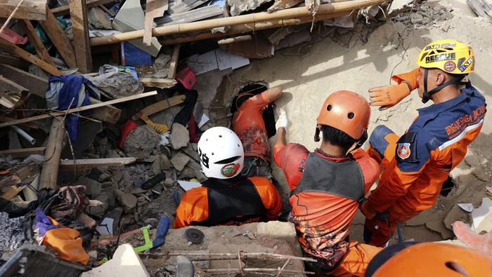 Melihat Perjuangan Tim Sar Menembus Reruntuhan Gempa Cianjur
