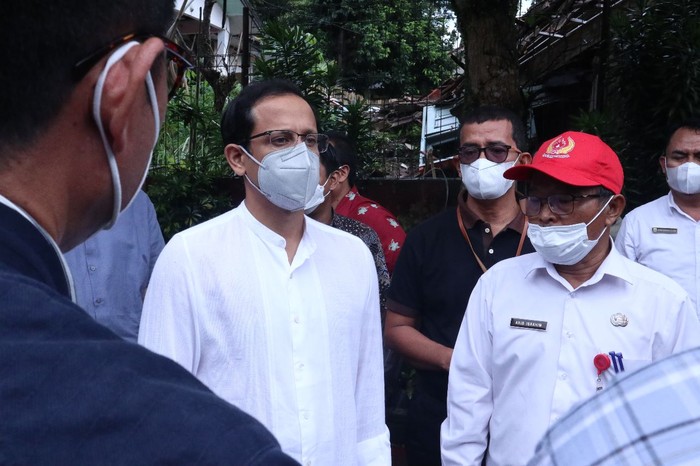 Mendikbudristek Nadiem Kunjungi Sekolah Terdampak Gempa Cianjur Mendikbudristek Nadiem Kunjungi Sekolah Terdampak Gempa Cianjur