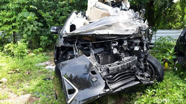 Ngeri! Begini Penampakan Alphard Kecelakaan Tewaskan 3 Orang di Tol ... Ngeri! Begini Penampakan Alphard Kecelakaan Tewaskan 3 Orang di Tol ...