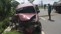 Sopir Hilang Kendali, Mobil Ditumpangi Satu Keluarga di Jombang Tabrak Truk