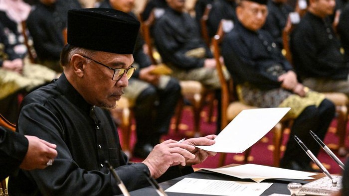 Momen Anwar Ibrahim Resmi Jadi PM Malaysia