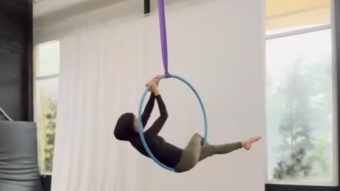 Gaya Olla Ramlan Olahraga Pakai Aerial Hoop, Begini Potretnya
