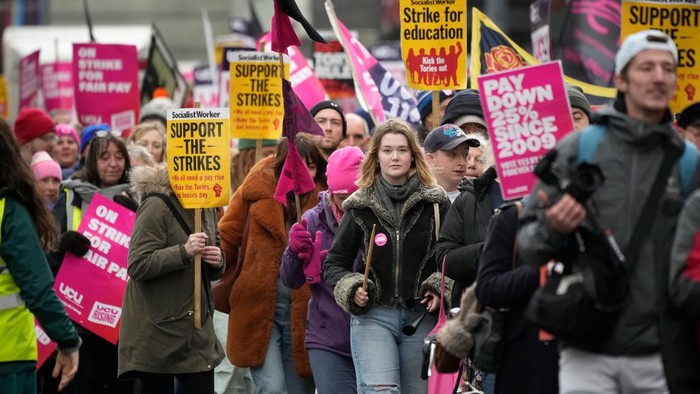Pegawai Universitas di Inggris Demo Besar-besaran Tuntut Naik Gaji