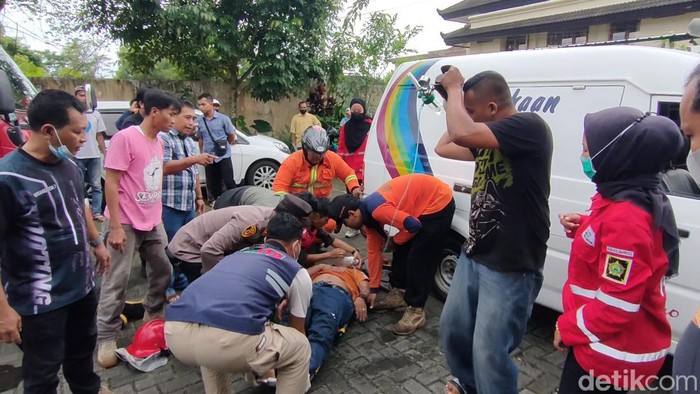 Gedung Perpustakaan Kulon Progo Terbakar, 2 Petugas Damkar Dilarikan ke RS Gedung Perpustakaan Kulon Progo Terbakar, 2 Petugas Damkar Dilarikan ke RS