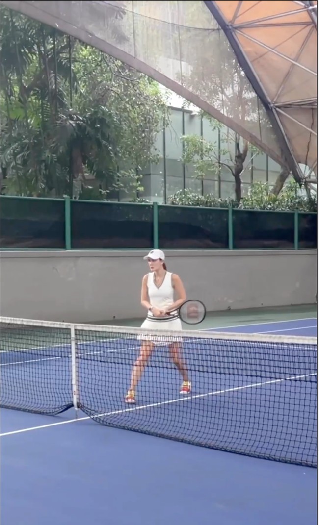 8 Adu Gaya Syahrini dan Luna Maya saat Main Tenis