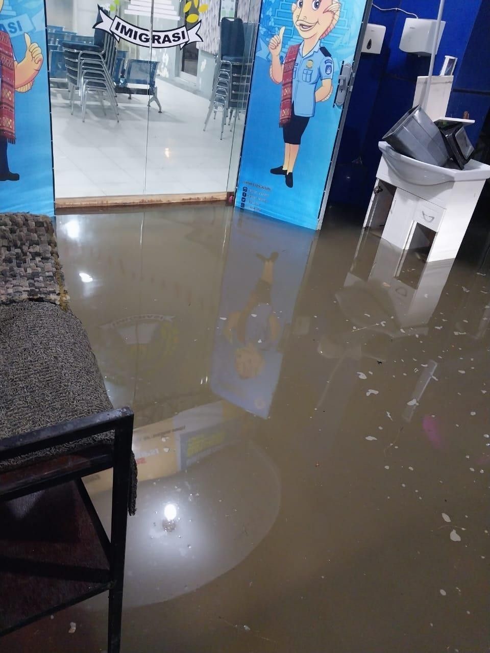Kantor Imigrasi Belawan Direndam Banjir Rob Kantor Imigrasi Belawan Direndam Banjir Rob