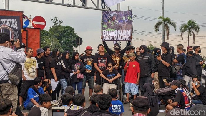 Aremania Turun ke Jalan Lagi dengan Tuntutan yang Sama Aremania Turun ke Jalan Lagi dengan Tuntutan yang Sama