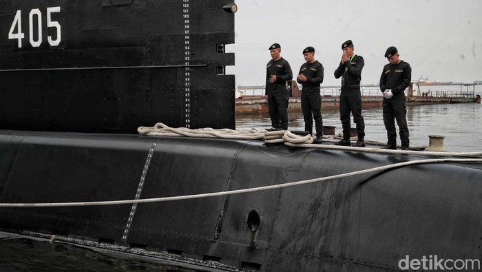 Momen KRI Alugoro-405 Buatan PT PAL Melintasi Teluk Jakarta