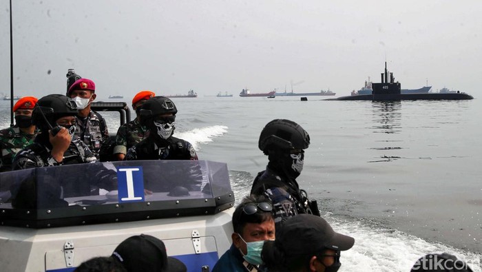 Momen KRI Alugoro-405 Buatan PT PAL Melintasi Teluk Jakarta