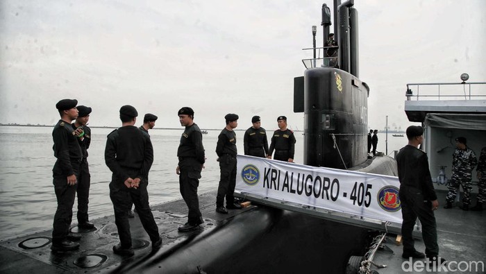Momen KRI Alugoro-405 Buatan PT PAL Melintasi Teluk Jakarta