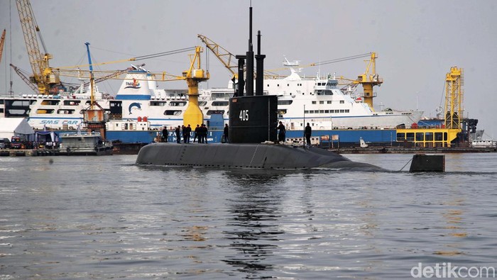 Momen KRI Alugoro-405 Buatan PT PAL Melintasi Teluk Jakarta