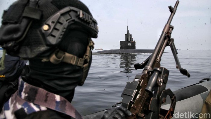 Momen KRI Alugoro-405 Buatan PT PAL Melintasi Teluk Jakarta