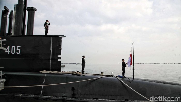 Momen KRI Alugoro-405 Buatan PT PAL Melintasi Teluk Jakarta