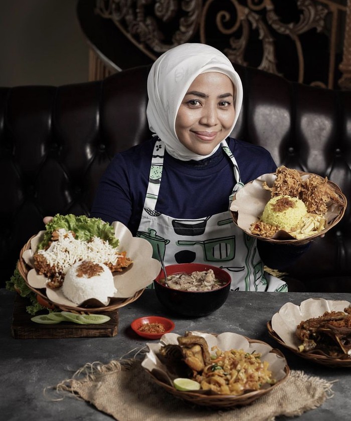 Gaya Muzdalifah Saat Kulineran hingga Promosikan Tempat Makannya