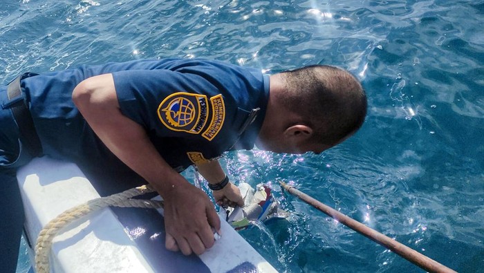 Ini Serpihan Helikopter Polri Yang Jatuh Di Belitung Timur