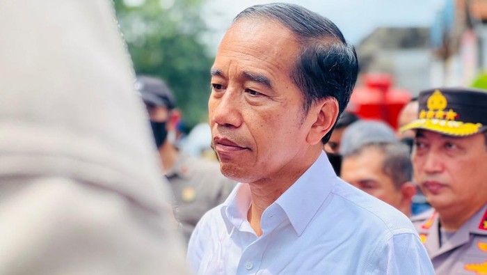 Jokowi Bisiki Kapolri soal Panglima Jilah Minta Kuota Polisi untuk Suku ... Jokowi Bisiki Kapolri soal Panglima Jilah Minta Kuota Polisi untuk Suku ...