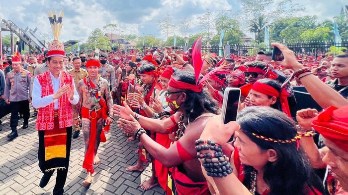 Panglima Jilah Suku Dayak: Pasukan Merah Kawal Jokowi Satu Komando Panglima Jilah Suku Dayak: Pasukan Merah Kawal Jokowi Satu Komando