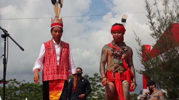 Panglima Jilah Suku Dayak: Pasukan Merah Kawal Jokowi Satu Komando Panglima Jilah Suku Dayak: Pasukan Merah Kawal Jokowi Satu Komando