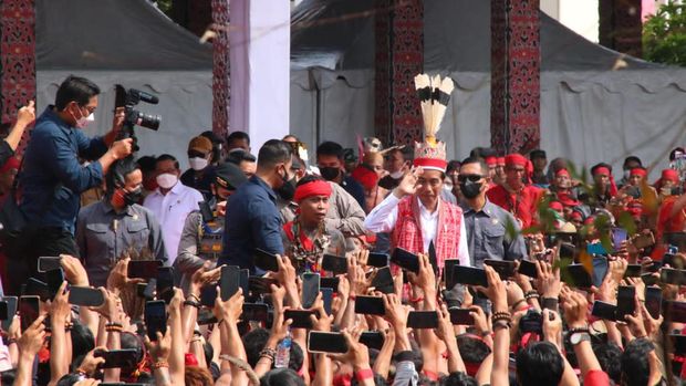 Panglima Jilah Suku Dayak: Pasukan Merah Kawal Jokowi Satu Komando Panglima Jilah Suku Dayak: Pasukan Merah Kawal Jokowi Satu Komando