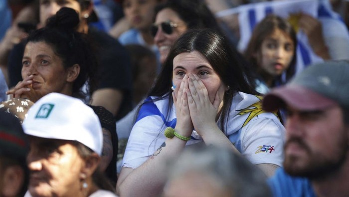 Momen Sedihnya Suporter Cilik Uruguay