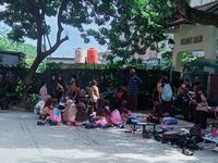 Beredar Foto Siswa SDN Pocin 1 Belajar di Luar Kelas SDN Pocin 5