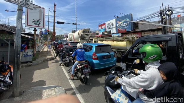 Ada Proyek Perbaikan Jembatan, Simpang Depok Sempat Macet Parah Ada Proyek Perbaikan Jembatan, Simpang Depok Sempat Macet Parah