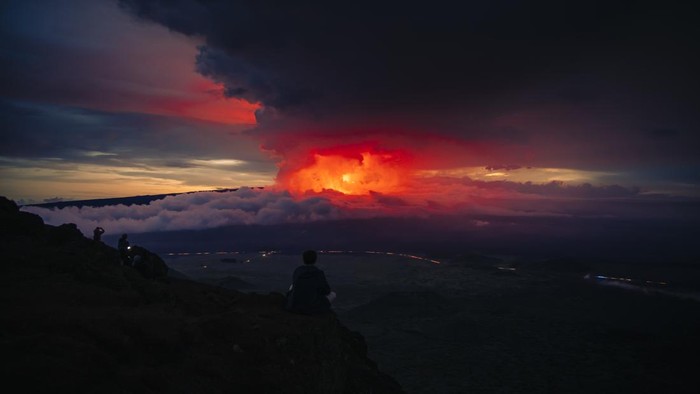 Santainya Warga Hawaii Nonton Letusan Gunung Api Terbesar Dunia