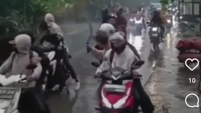 Viral Gerombolan ABG Bawa Sajam Konvoi di Gunung Sindur Bogor Viral Gerombolan ABG Bawa Sajam Konvoi di Gunung Sindur Bogor