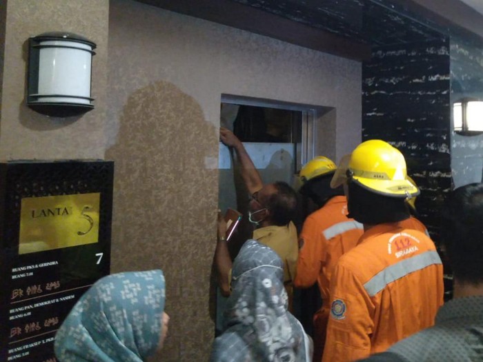 Lift DPRD Surabaya Macet, Ketua Fraksi PKB Terjebak 2,5 Jam Lift DPRD Surabaya Macet, Ketua Fraksi PKB Terjebak 2,5 Jam