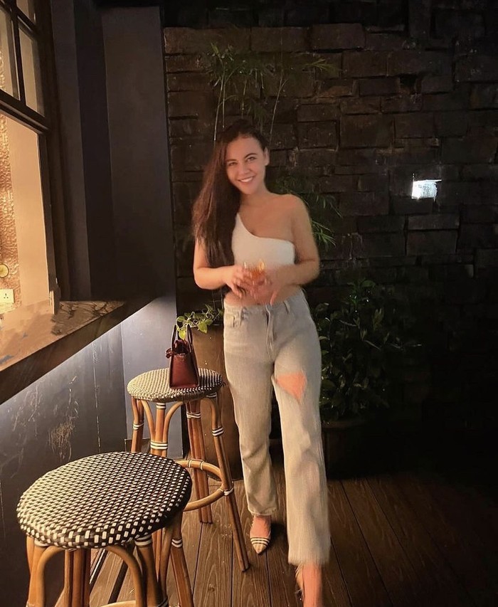 Cantik dan Seksi! Ini Pedangdut Ratu Rizky Nabila Saat Kulineran