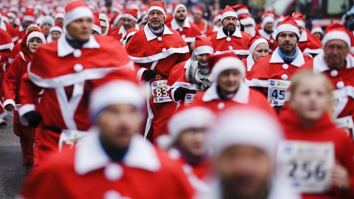 Sambut Natal, Ratusan Sinterklas Ikut Lomba Lari di Berlin