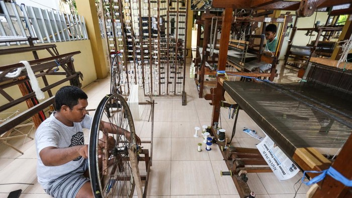 Kerja Keras Melestarikan Kain Tenun Tidore yang Mati Suri
