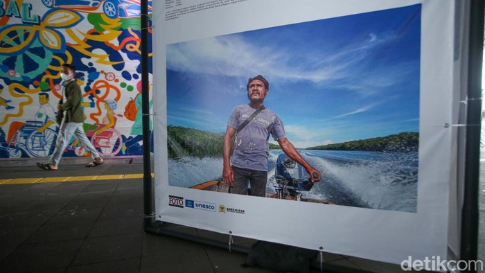 Melihat Pameran Foto Hari HAM Sedunia di Terowongan Kendal